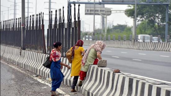 Gurugram: Illegal access points on NH 48 blocked by traffic police