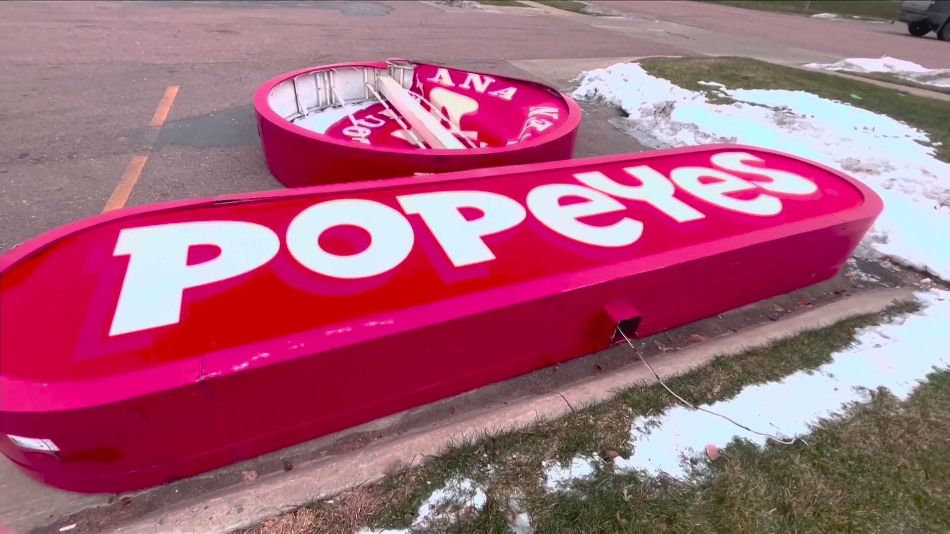 Strong wind causes Popeyes sign on Hamilton to blow off