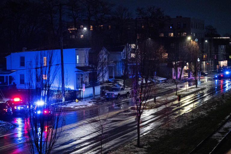 Grand Rapids police respond to possible barricaded gunman