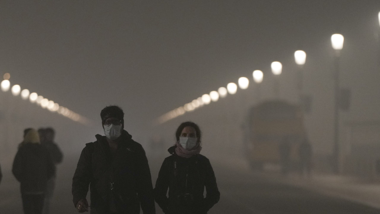 Delhi on cold wave alert? Morning commuters find travel tough amid dense smog - check visibility