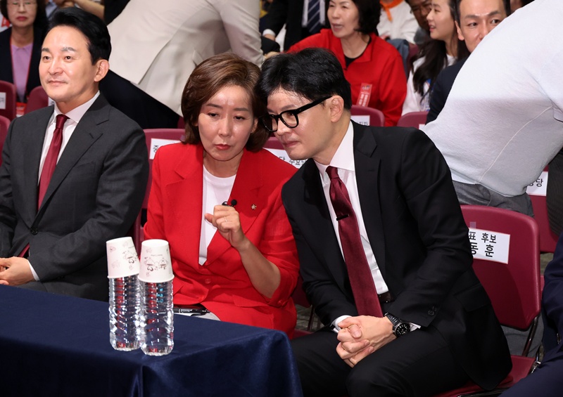 ‘여동생’과 ‘꼬붕’을 겨냥하다… 조국의 정면승부