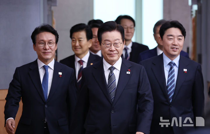 이재명 대통령, 통일·외교부 '대북정책 주도권' 갈등 속 李 업무보고서 '교통정리' [뉴시스Pic]