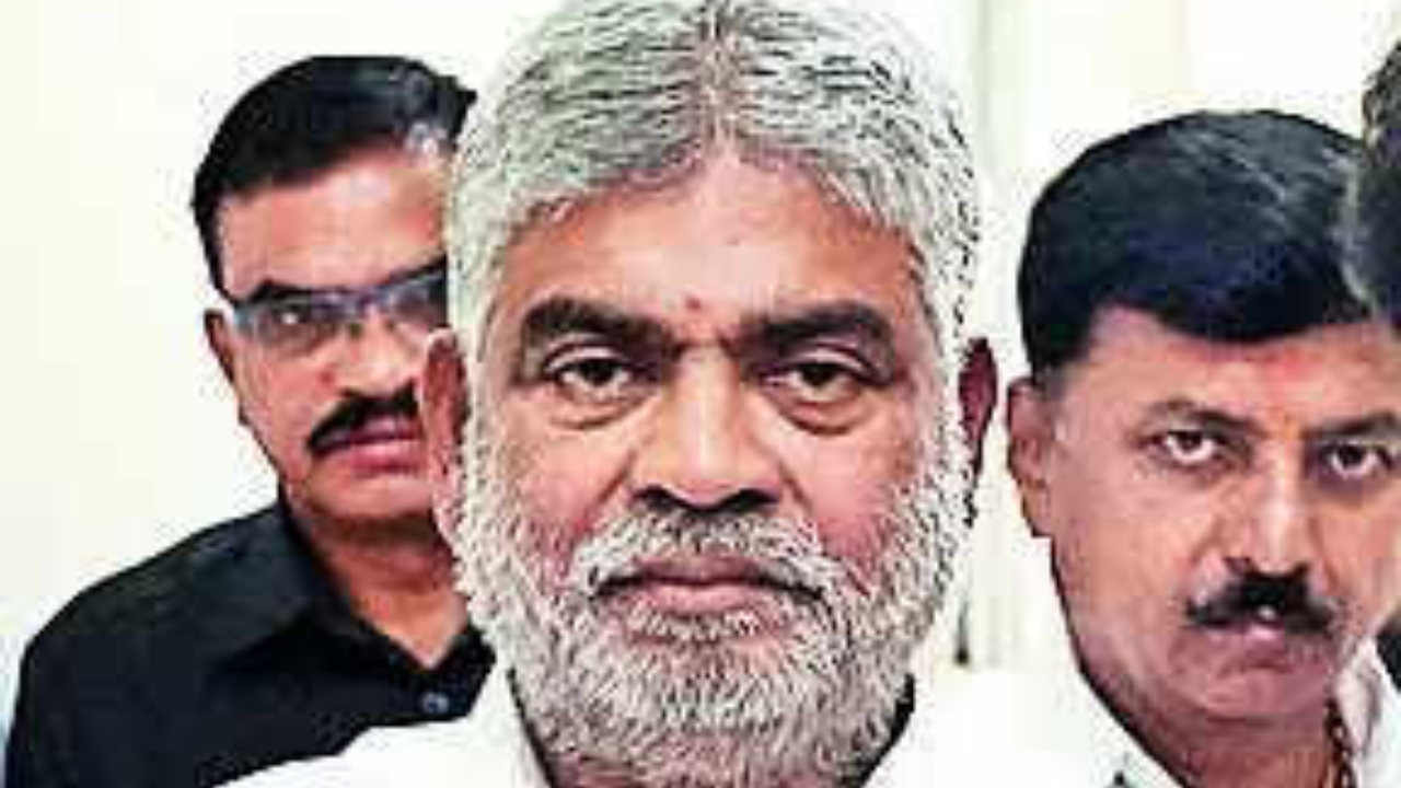 Telangana defection row: 'Turncoat' MLAs take cover under Rs 5k ...