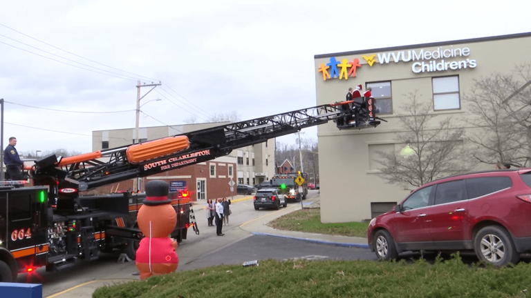 Santa, Mrs. Claus visit children at Thomas Hospital