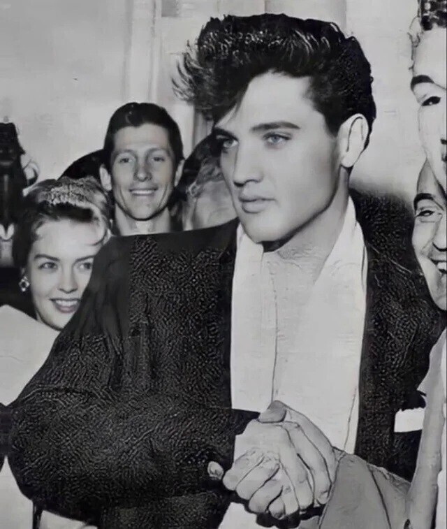 19 photos of Elvis both looking like the King and not