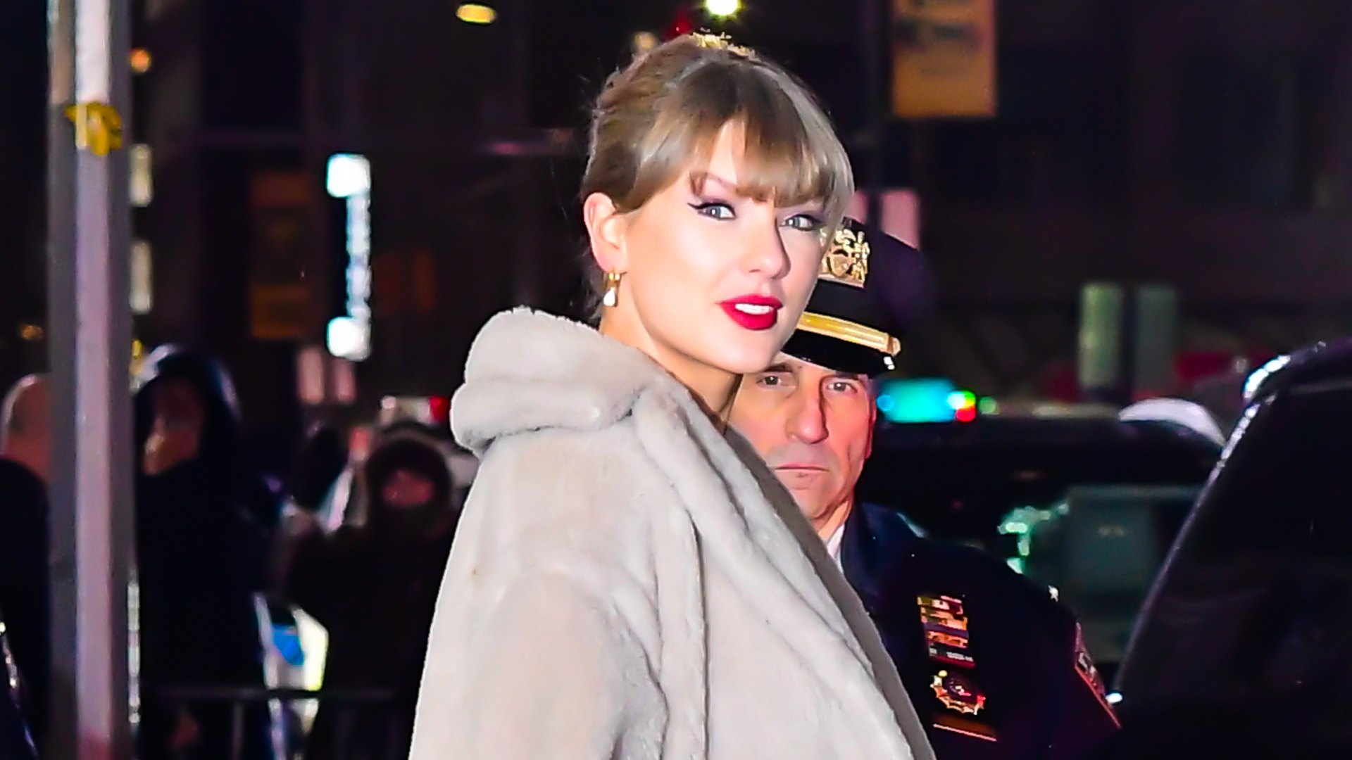 Taylor Swift matched a red crossbody with her signature lip color - the ...