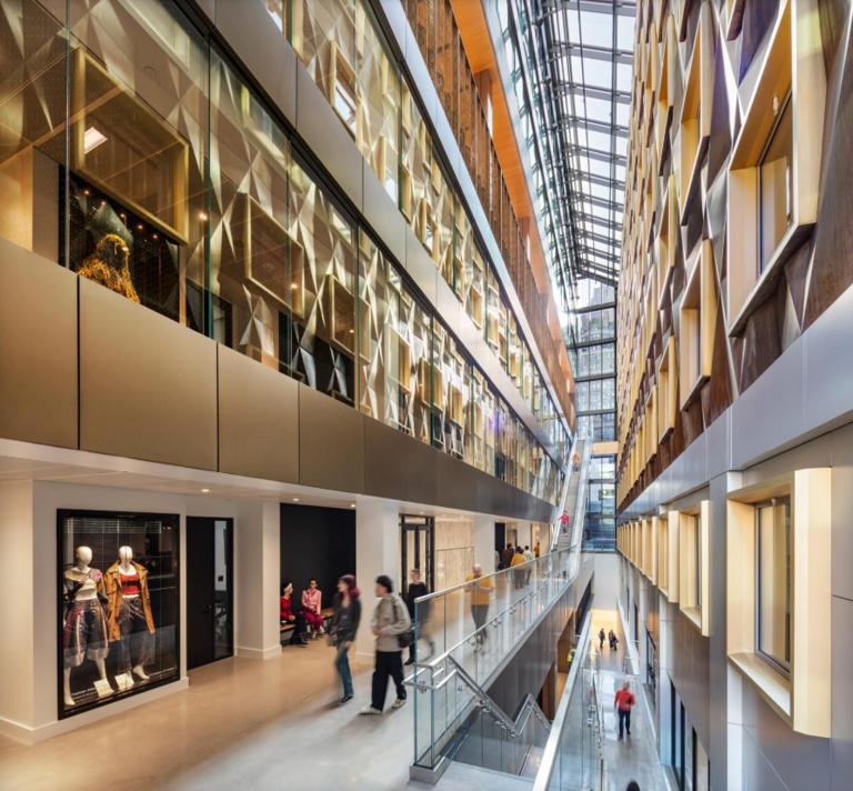 Ruang kreatif terbuka di Joyce F Brown Academic Building