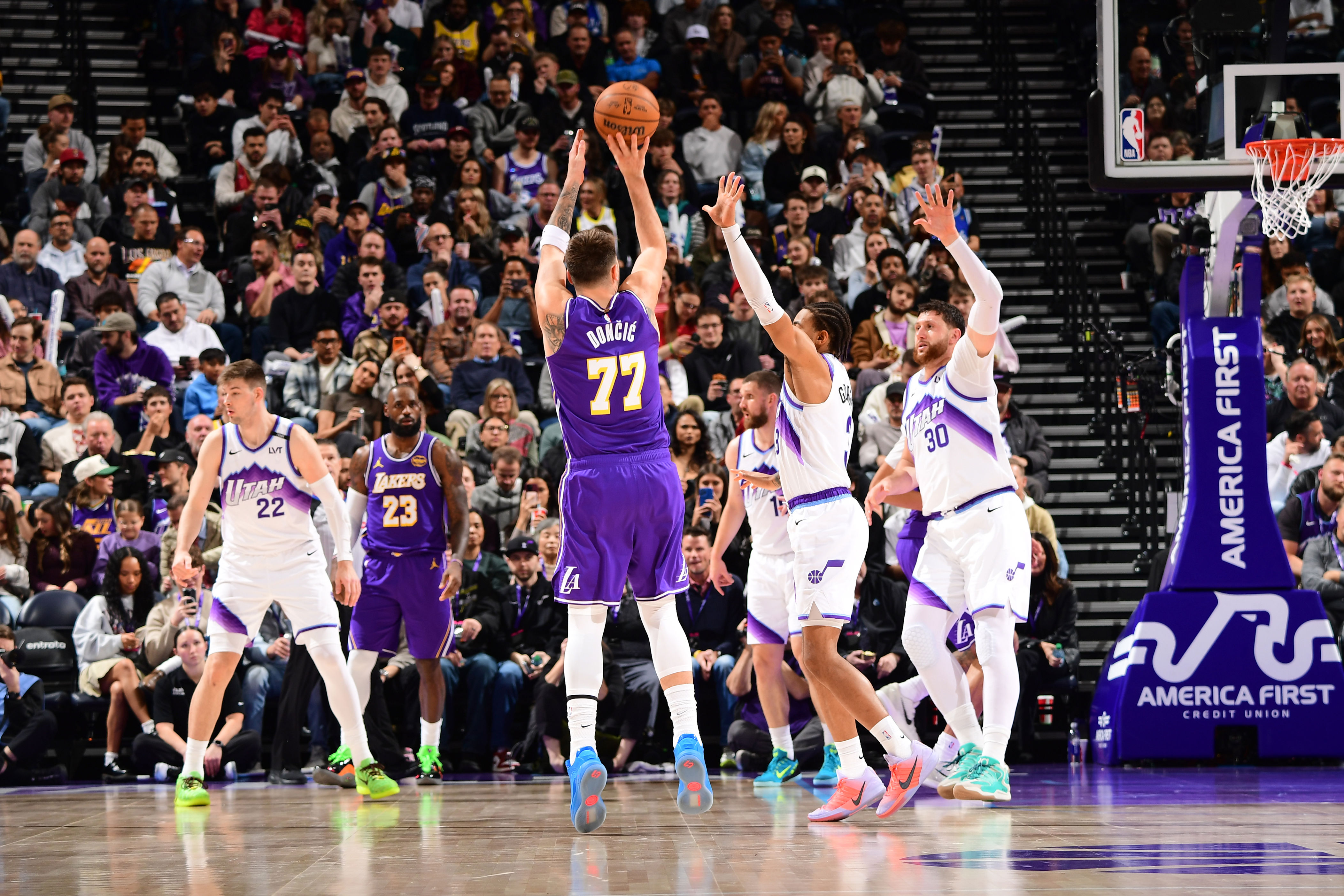 Luka Dončić’s triple-double leads Lakers to win in Utah