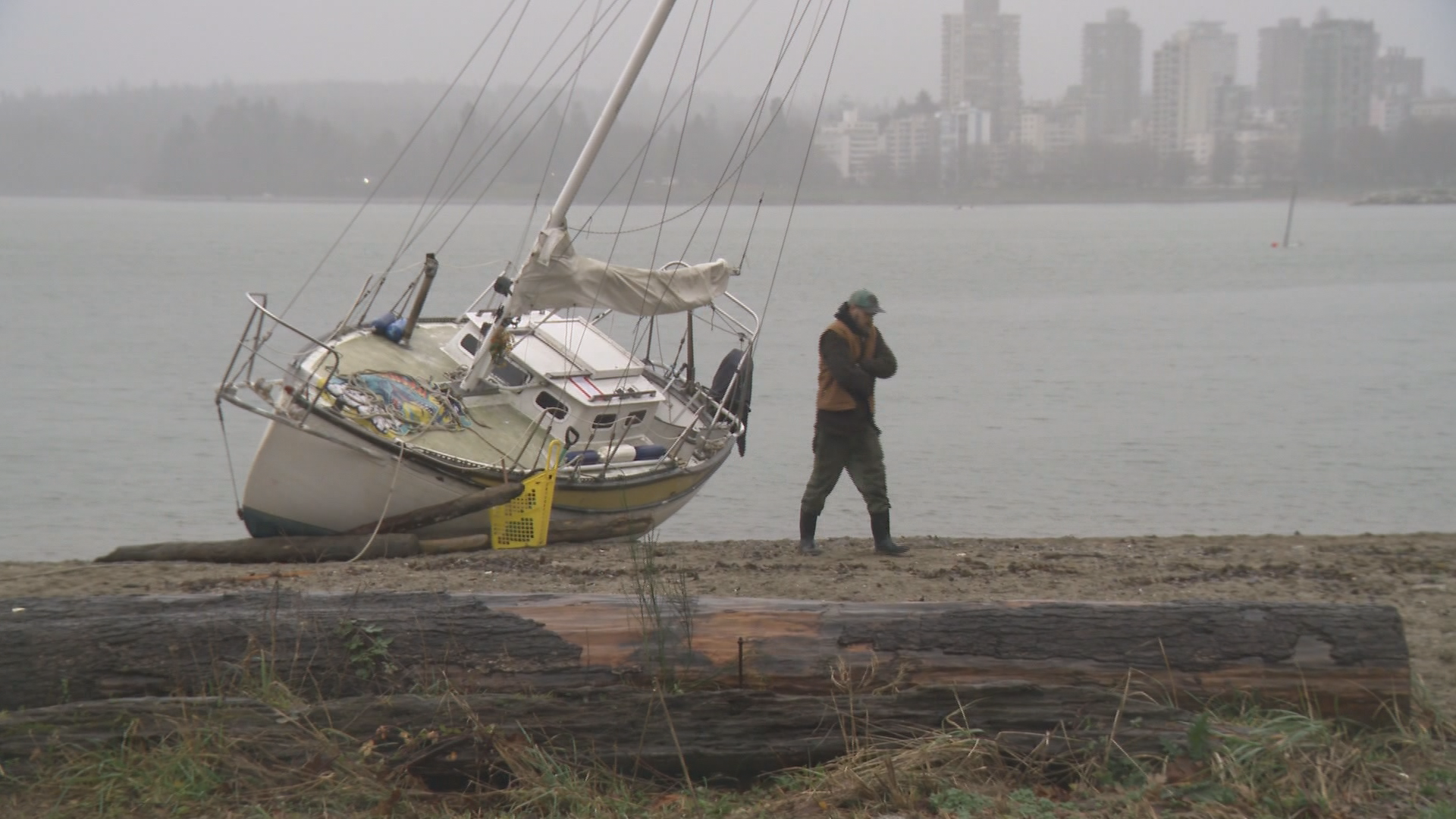 Multiple boats washed up, and one sunk in English Bay by storm