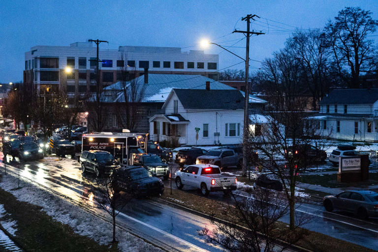 Grand Rapids police respond to possible barricaded gunman