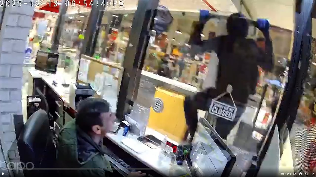 Video shows violent robbery at Mississauga grocery store