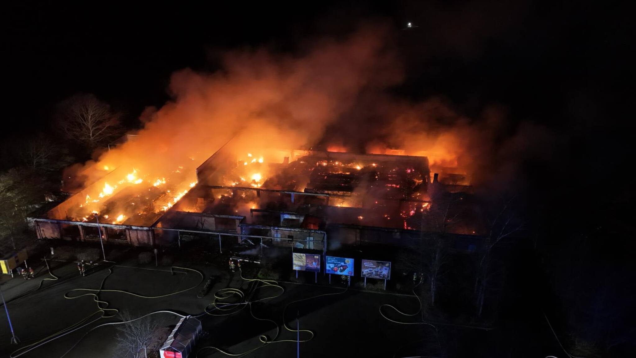 Großfeuer in der Nacht: In Zehdenick stehen Aldi und Rewe in Flammen