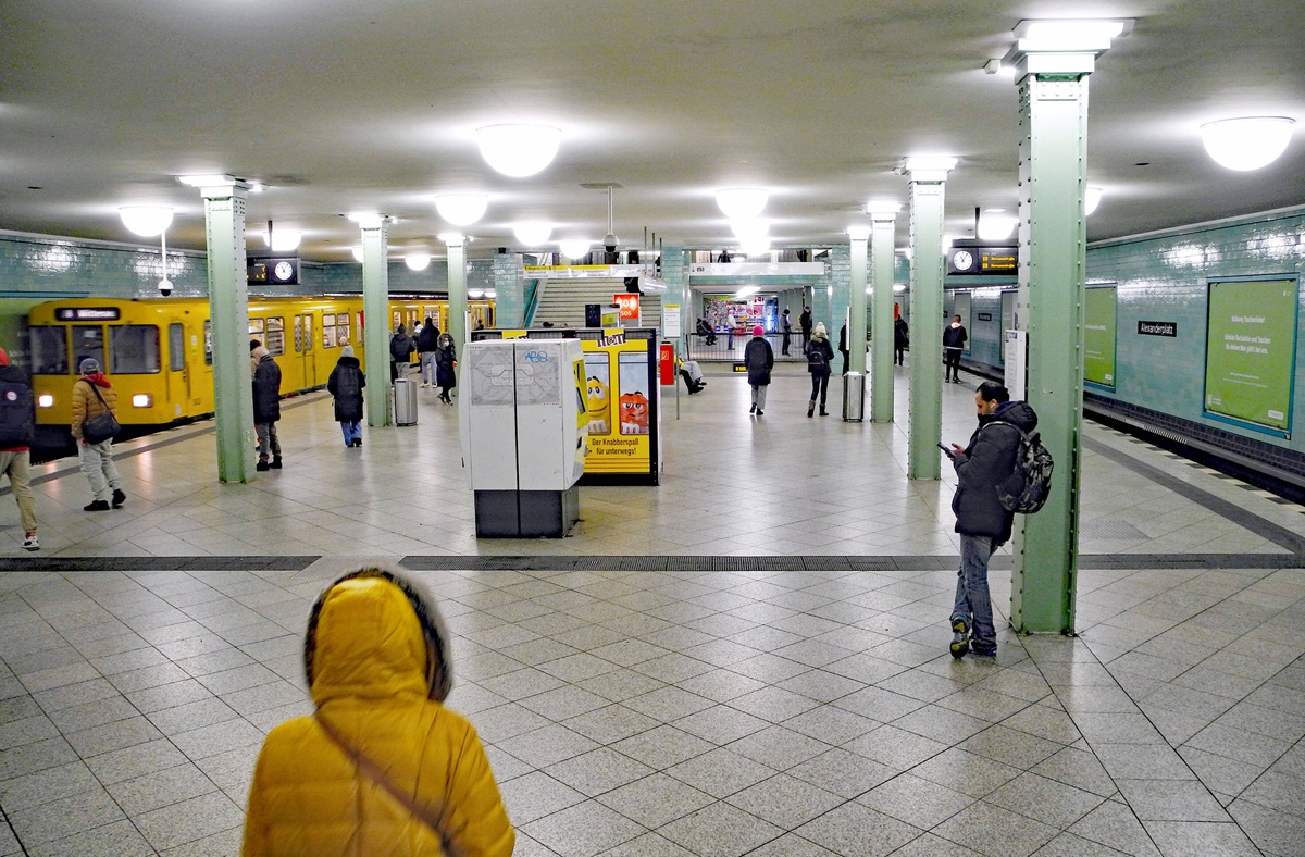 Irrer Anblick! Klassenzimmer in BVG-U-Bahnhof