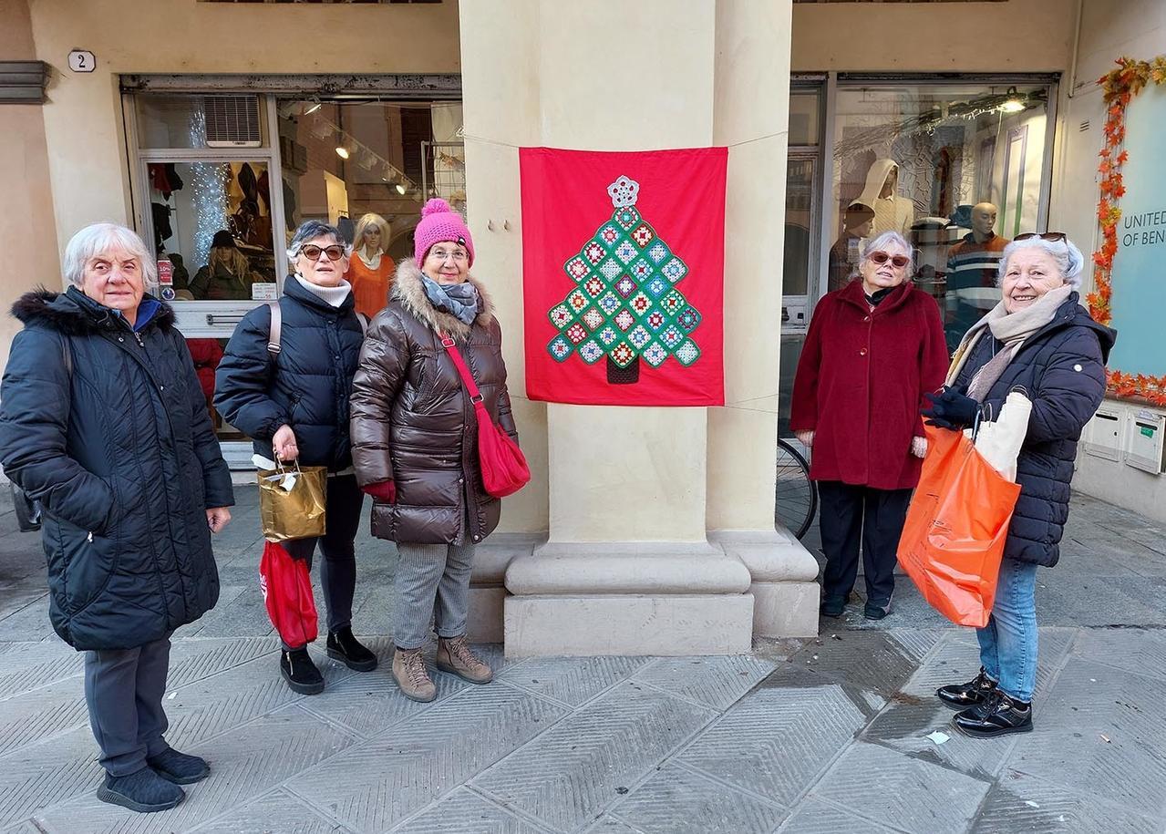 A Bagnacavallo Natale all’uncinetto. Gli alberi realizzati dalle volontarie