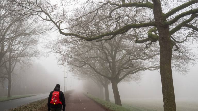 Marad a ködös idő pénteken is, kiadták a figyelmeztetést