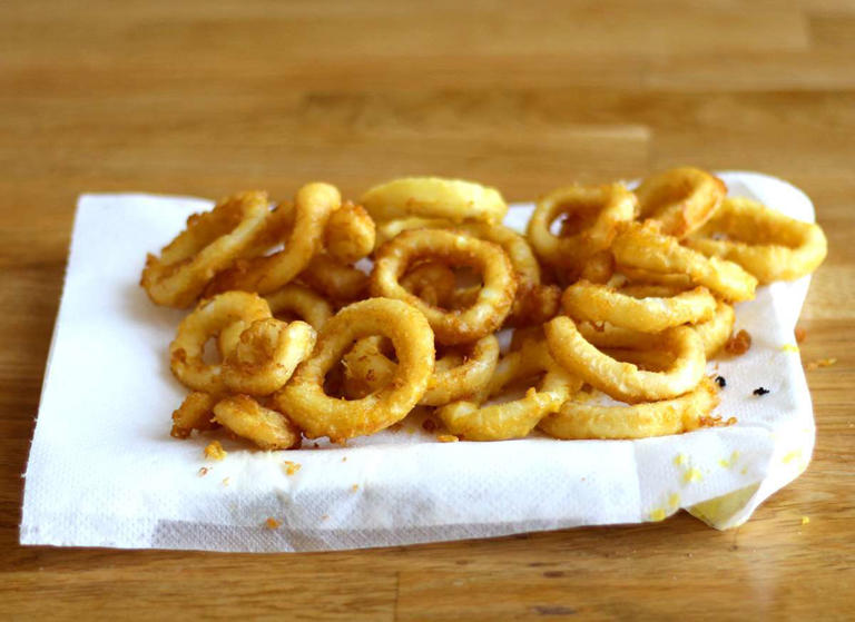 Battered fried calamari - calamari a la romana