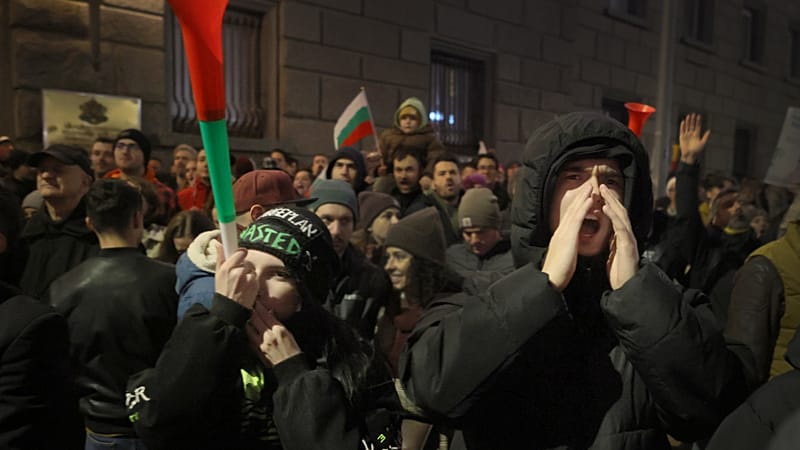 En Bulgarie, la contestation continue : les manifestants exigent la fin ...