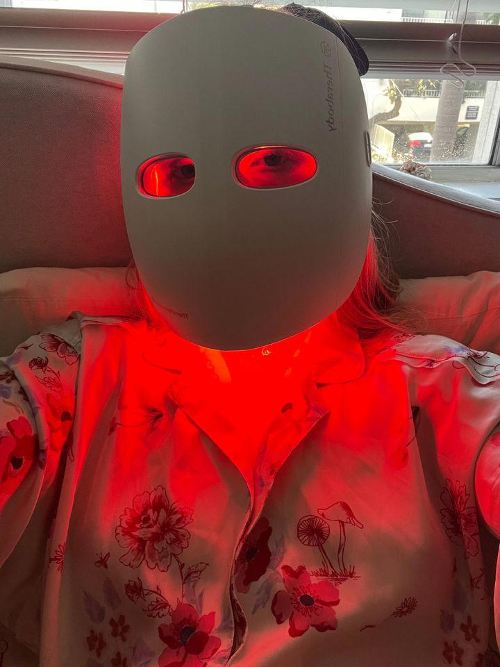 The red light face mask behind Kendall Jenner’s glowy, bouncy skin ...