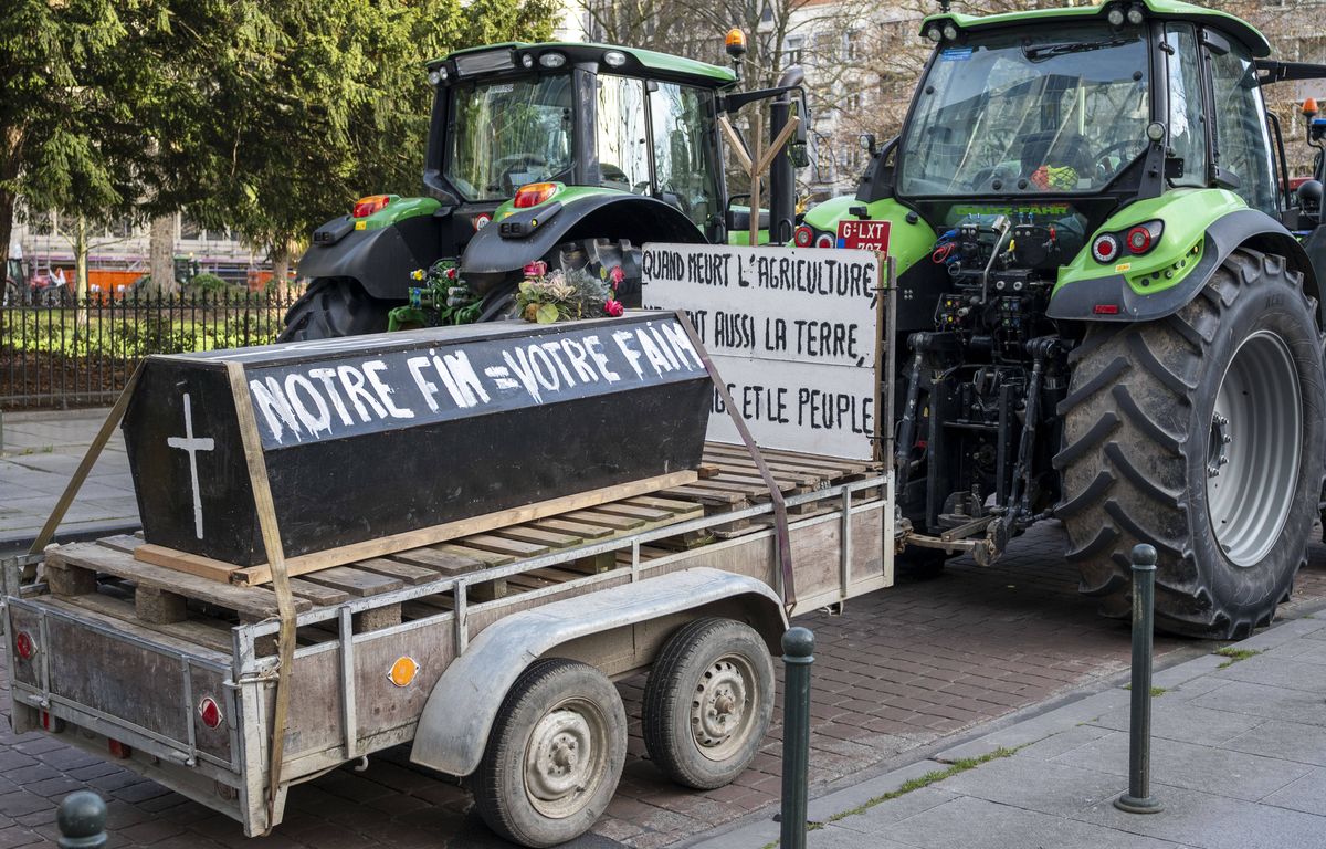 Crise agricole : Des agriculteurs manifestent devant la villa des ...