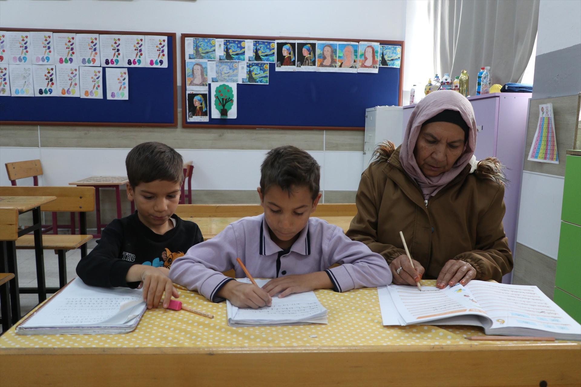 Torunları için okuma yazma kursunda