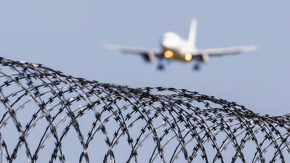 How are travel warnings actually issued?