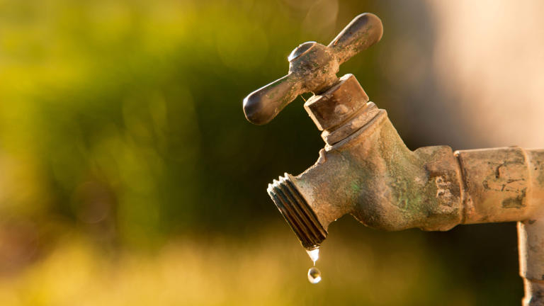 Dripping faucets prevents frozen pipes in your home — here's how to do ...