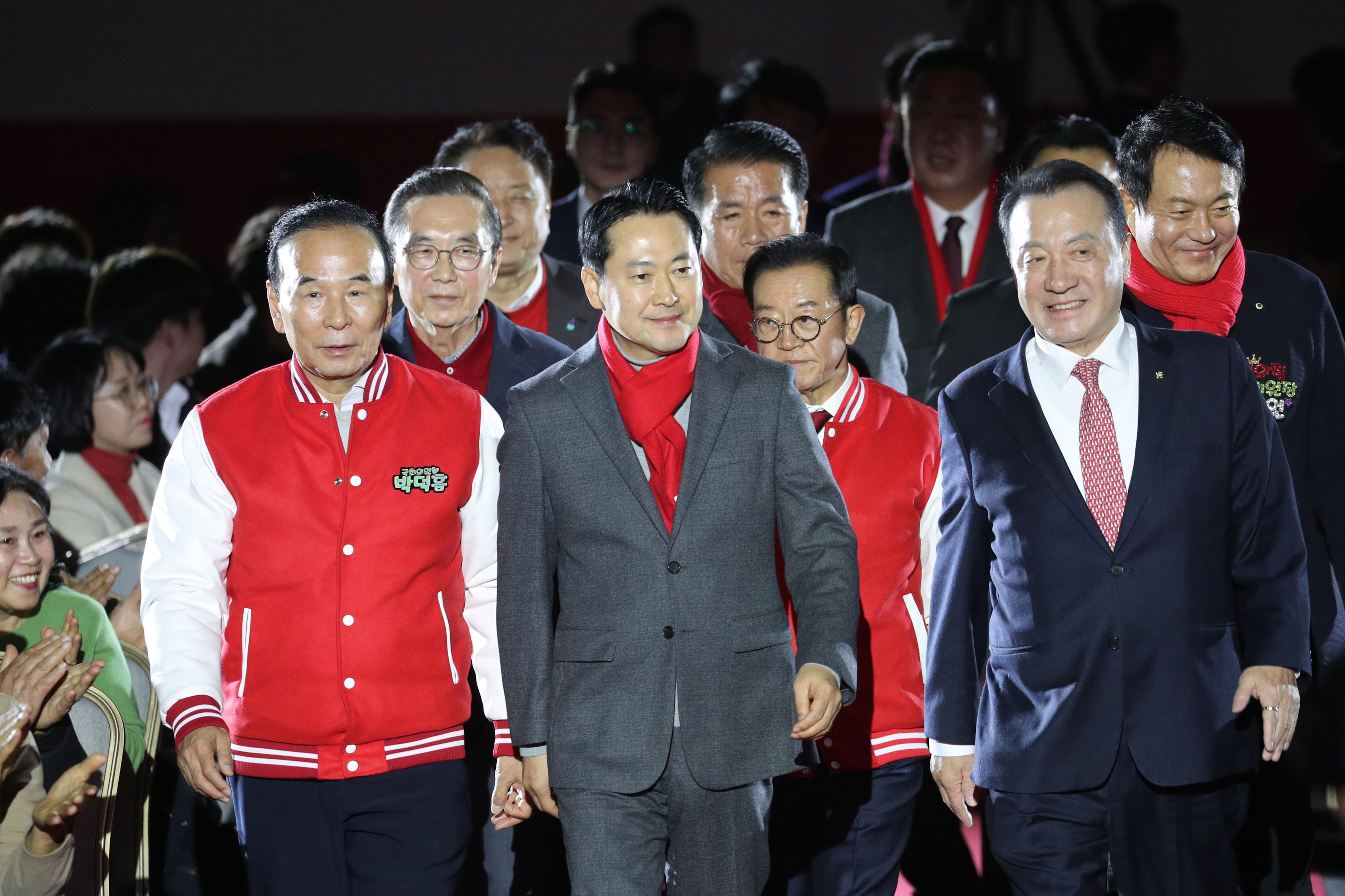 People Power Party leader Jang Dong-hyeok declares change amid martial ...