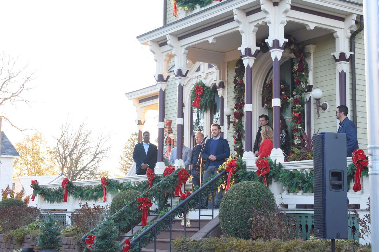 Hallmark fans flocking to Connecticut's Christmas movie trail, tour ...