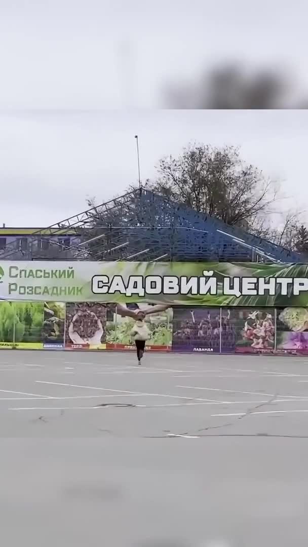 Amelka découvre une machine à écrire maudite où les mots prennent vie ...