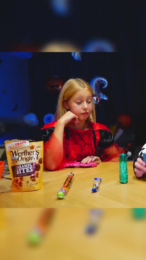 Amelka a été mordue par un zombie et ose goûter des bonbons à l'aveugle ...