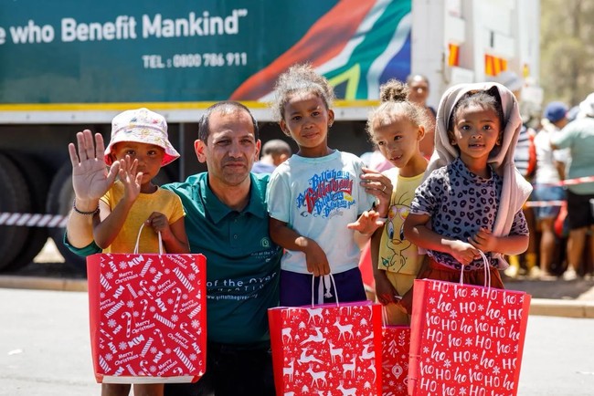 Touws River community celebrates Christmas with food parcels and gifts