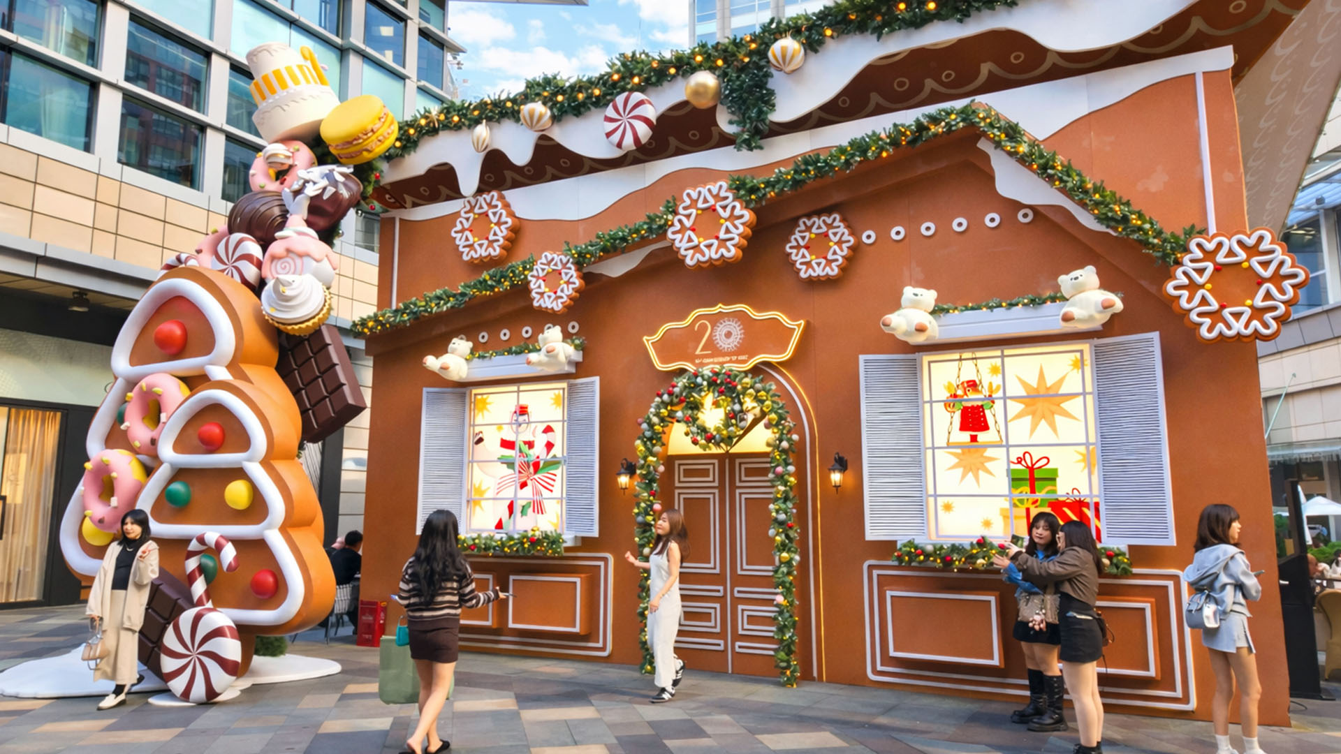 Giant gingerbread house steals attention in Shenzhen