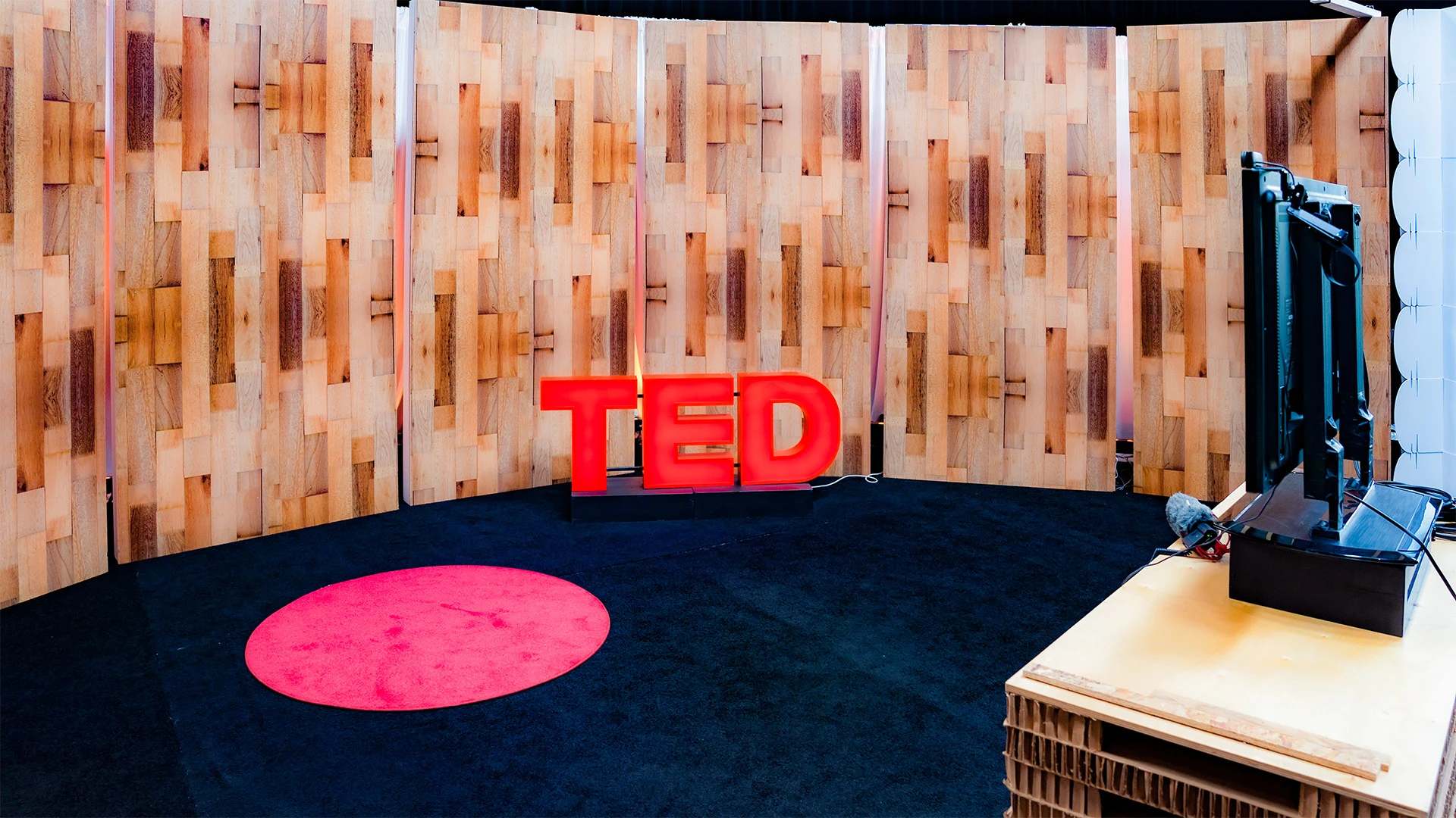 This 1 tweak to your body language makes you much more persuasive, says ...