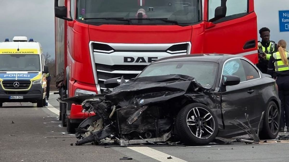 Zwei Menschen steigen auf Autobahn aus – fatale Konsequenzen