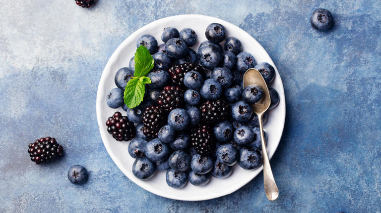 Blueberries vs blackberries: Which of these fruits has better ...