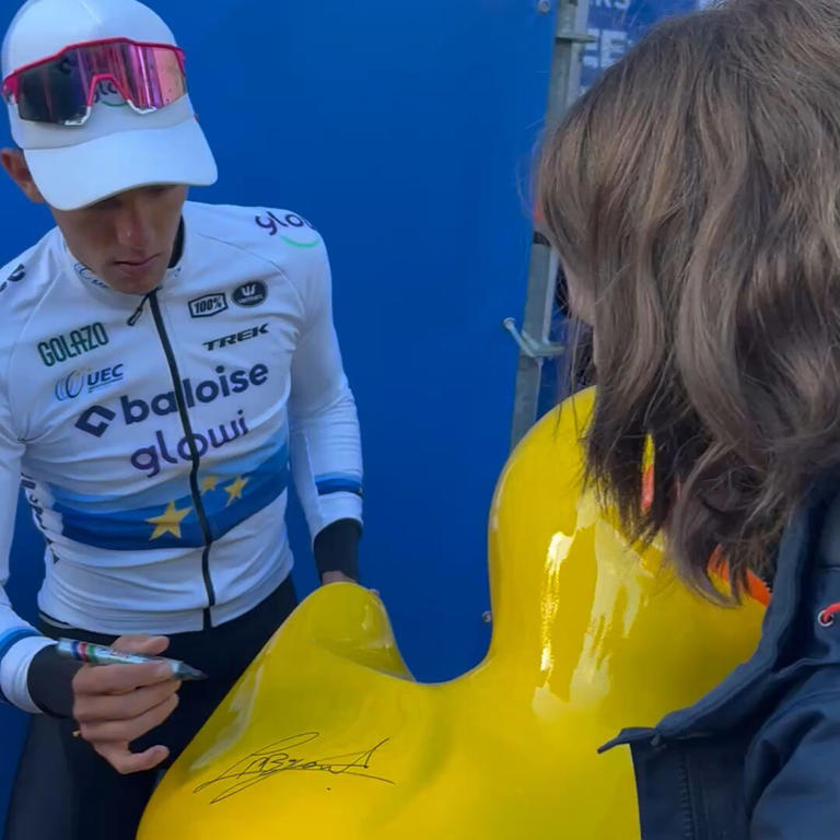 X2O-badeend met handtekeningen van crossers geveild voor het goede doel