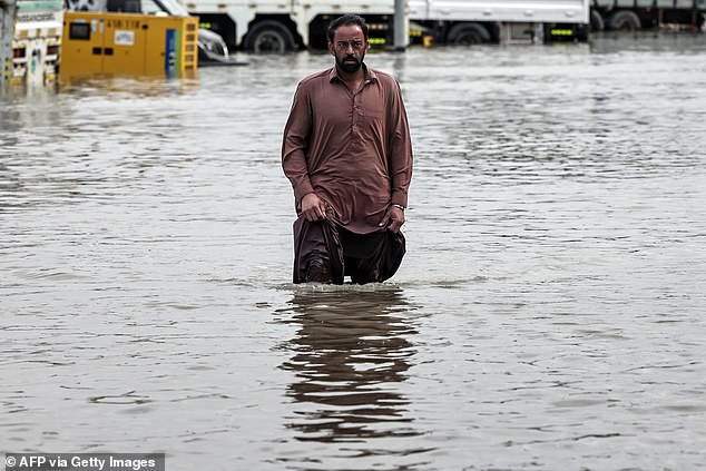 Freak storm hits UAE with streets completely flooded and civilians ...