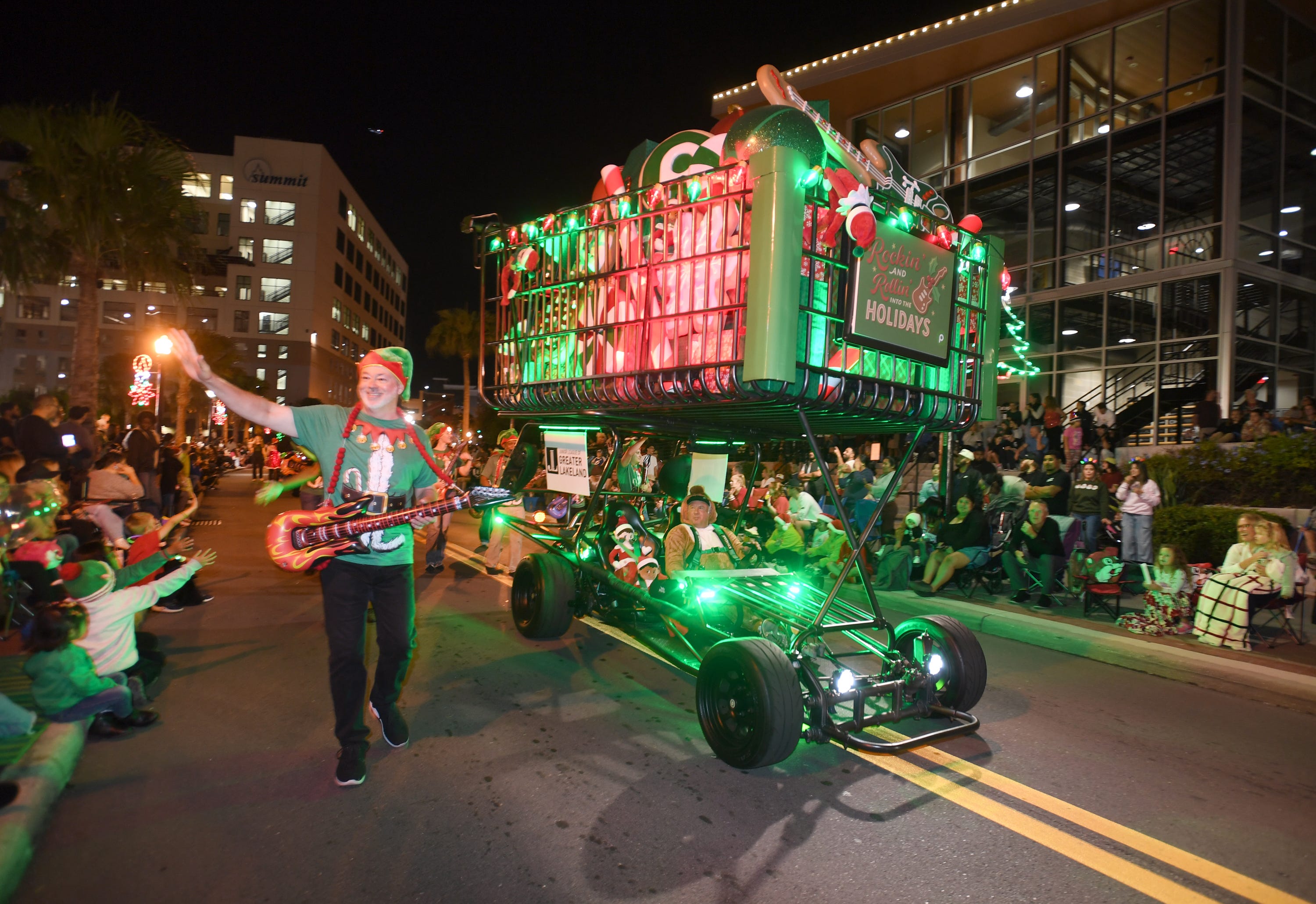 Last-minute ingredients, drinks? Stores open on Christmas Eve, Christmas