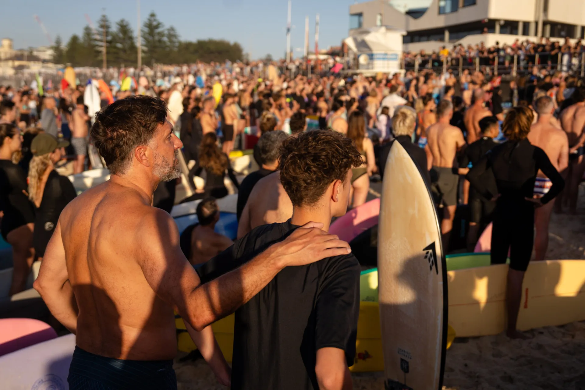 Centenas unem-se em alto mar em homenagem a vítimas de ataque em Bondi