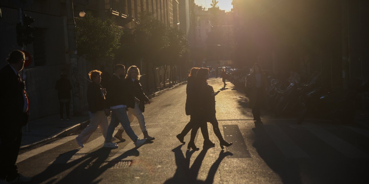 ΕΛΣΤΑΤ: Συνεχώς μειούμενος ο αριθμός των Ελλήνων που φεύγει στο εξωτερικό