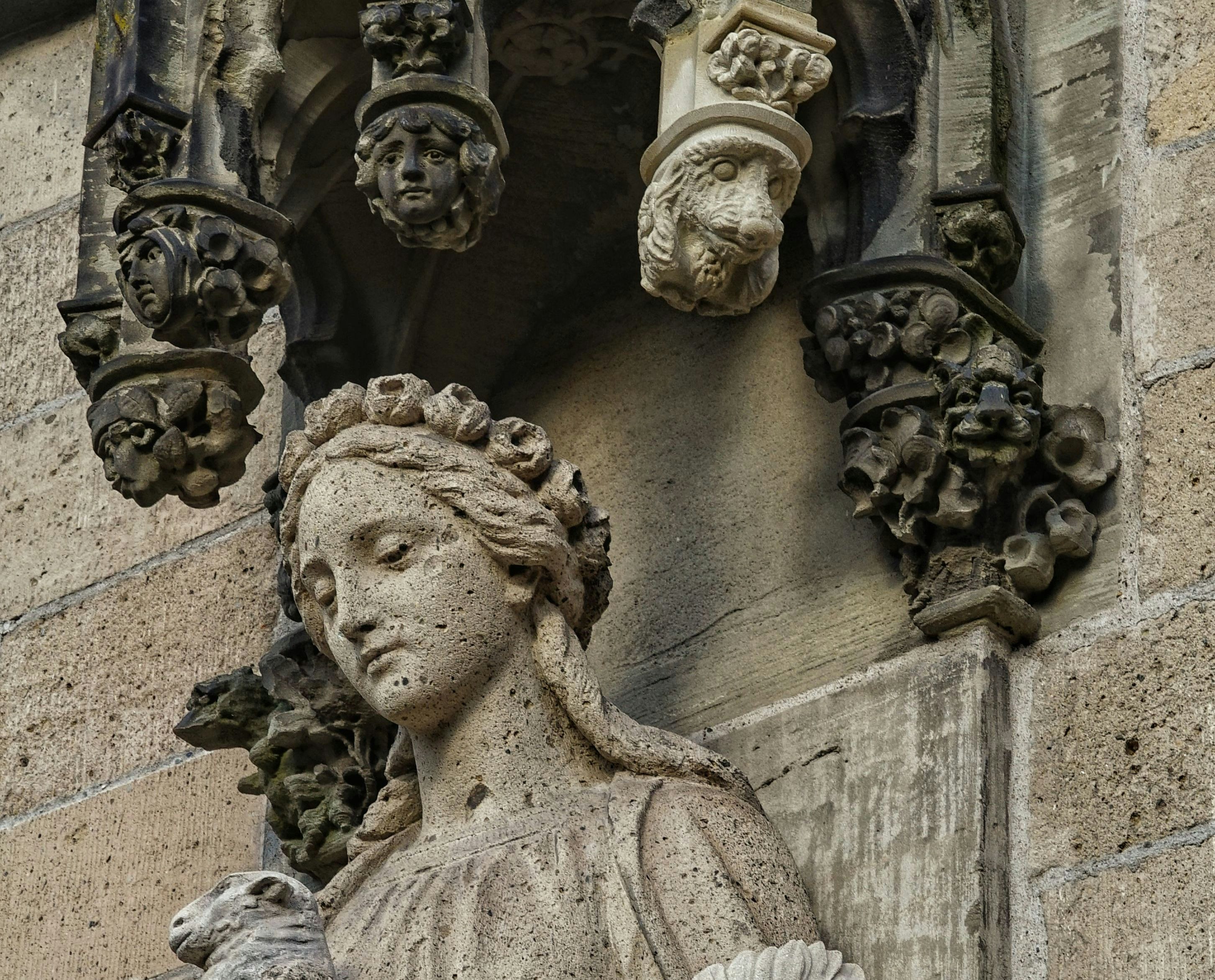 Kuiose Entdeckung an Kirche: Kölner Pfarrer „völlig von den Socken“