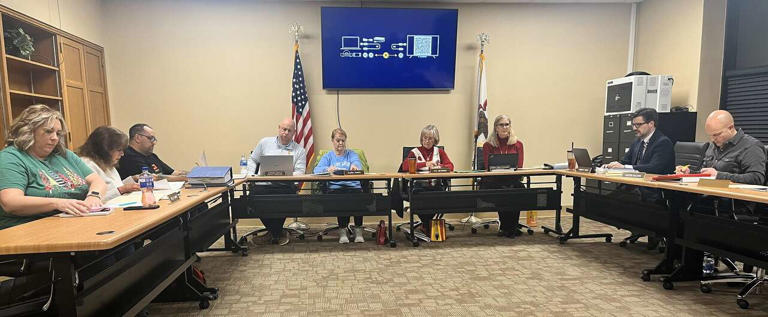 Roxana School Board unanimously appoints Craig Harris to vacant seat ...