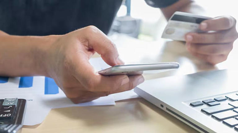 Vacaciones 2026: por qué pagar con tarjeta puede ser un riesgo y cómo ...