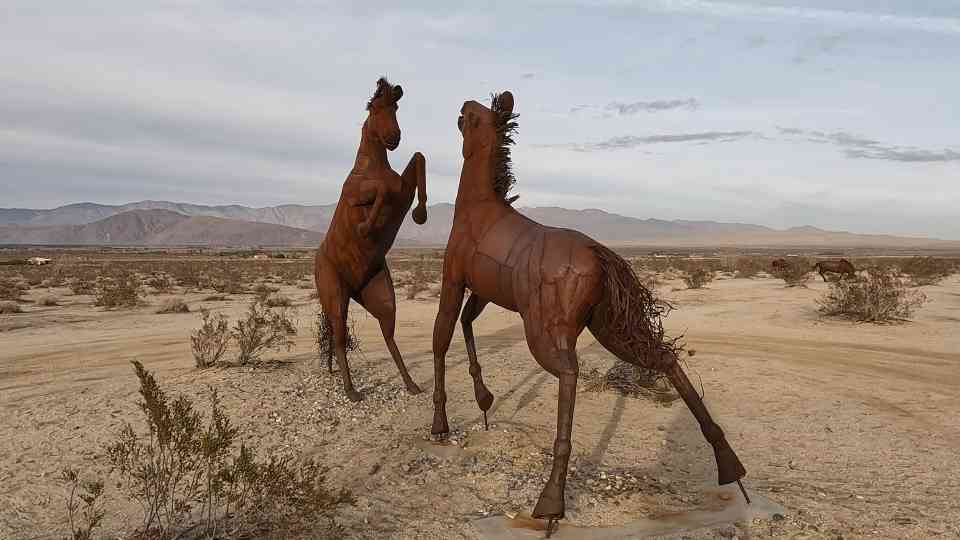 Highway S3 crosses the desert - and leads to the unexpected