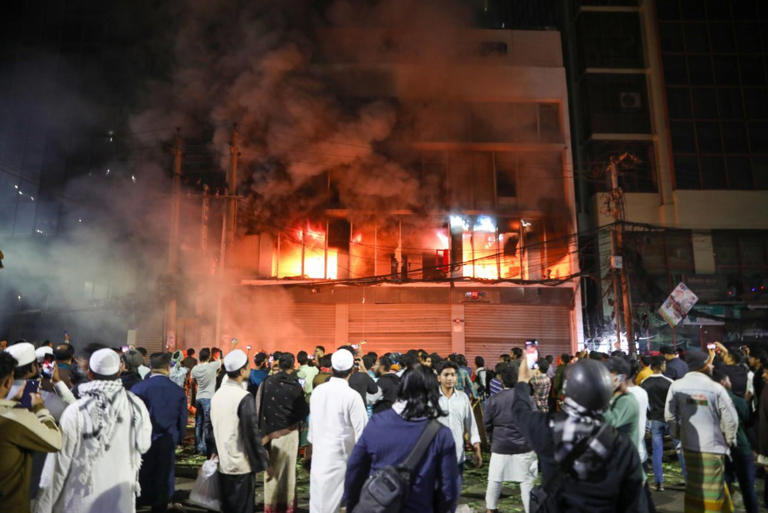 2 newspaper offices burned in Bangladesh protests; journalists escape