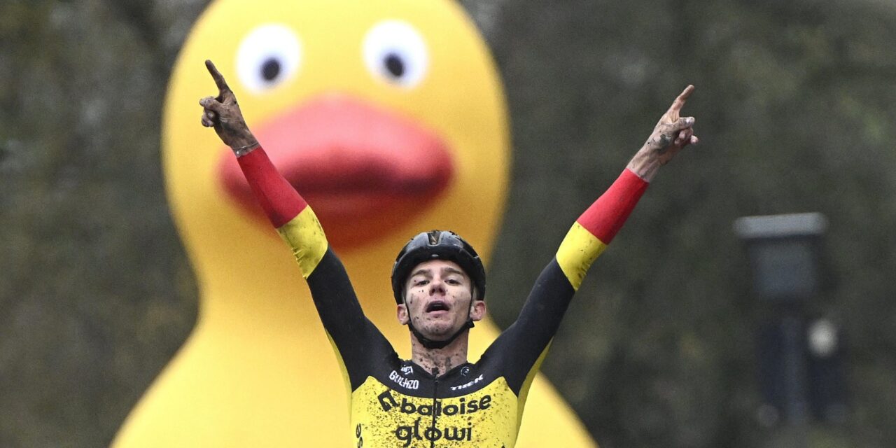 X2O-badeend met handtekeningen van crossers geveild voor het goede doel