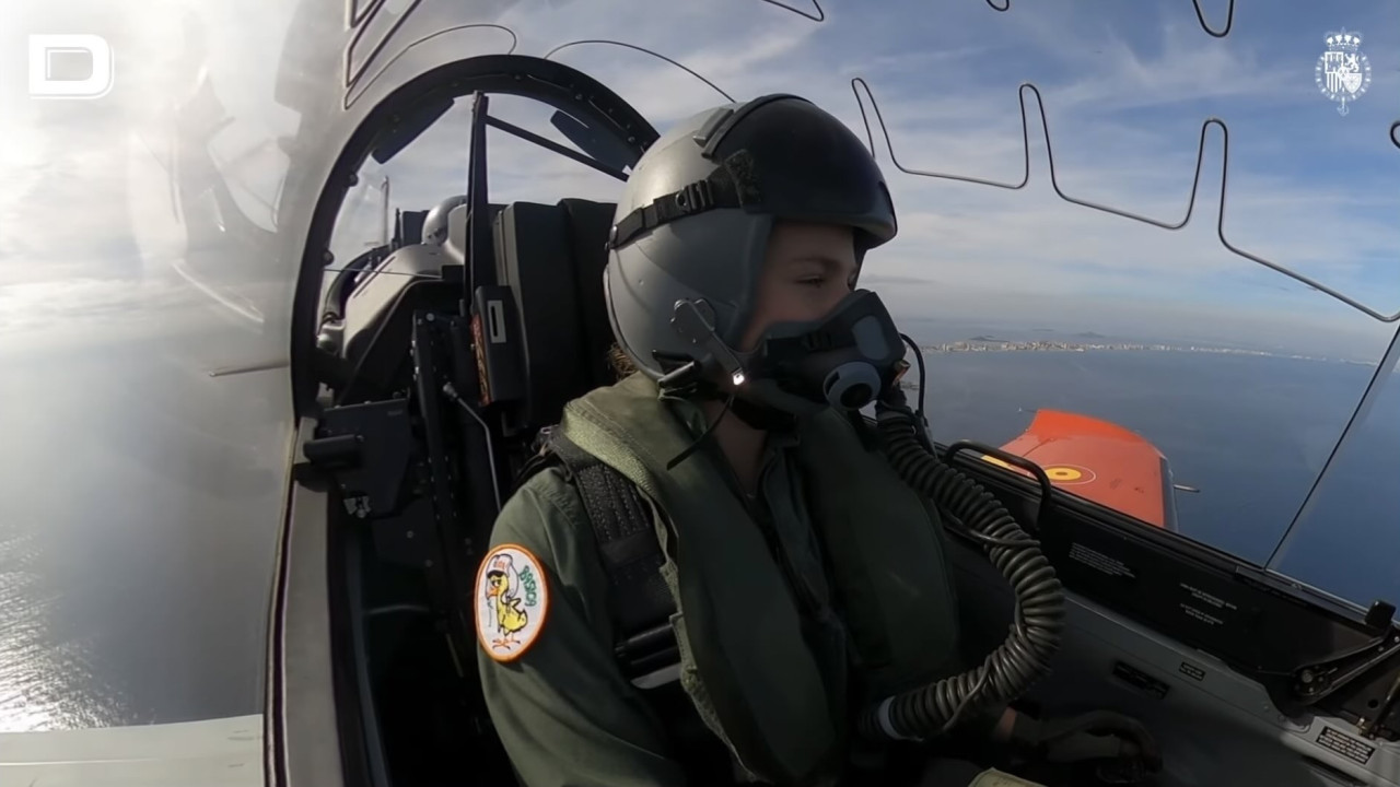 Η Top Gun πριγκίπισσα της Ισπανίας: Η Λεονόρ πιλόταρε μόνη της μαχητικό ...