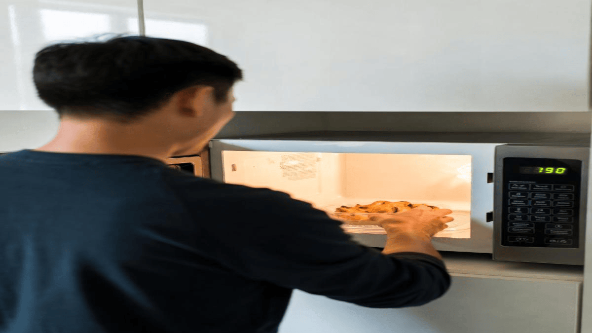 The 7 foods you should never microwave, according to nutrition and ...