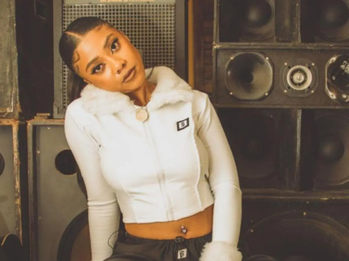 Ajuliacosta celebra ascensão do rap feminino e promete ousadia em 2026