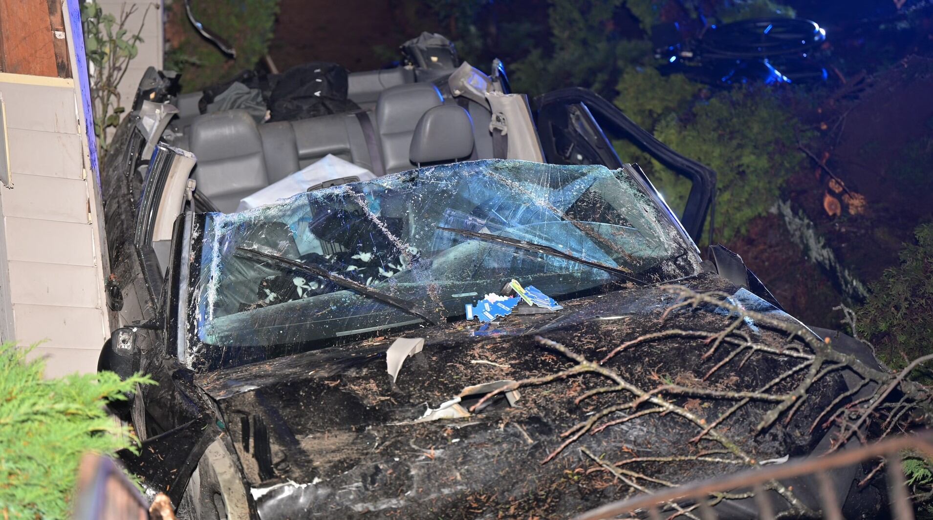 Serious crash damages cars, apartment building in NE Portland